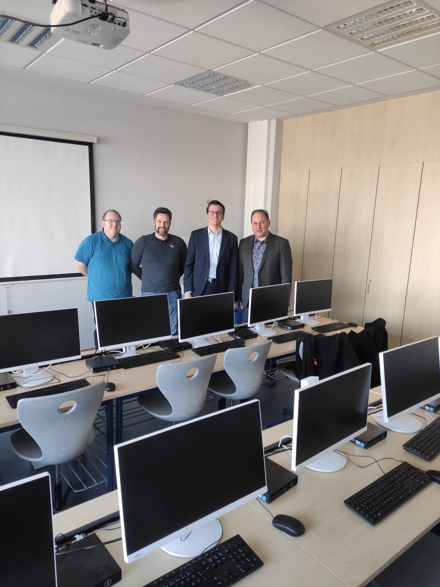 Landkreis übergibt 64 neue Desktop-PCs an die CBES in Lollar – Clemens ...